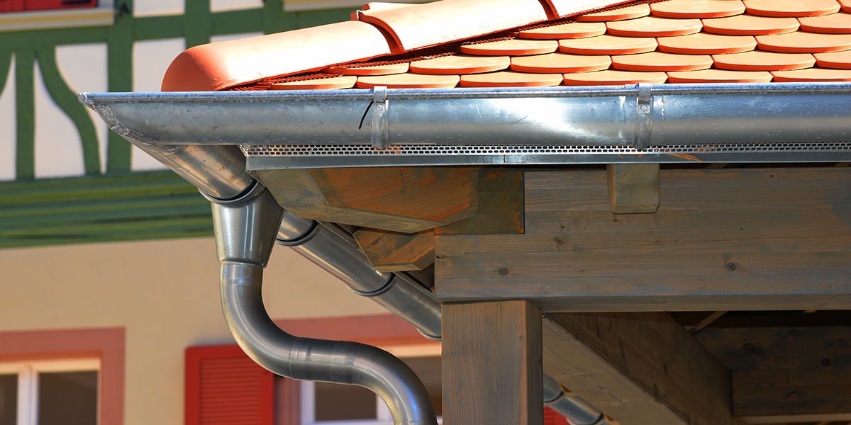 Chéneau vs gouttière : que choisir et quelles différences